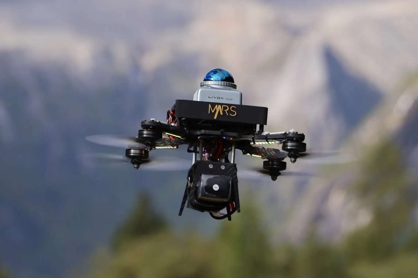 Impressionnant : ce drone autonome traverse une forêt dense sans...